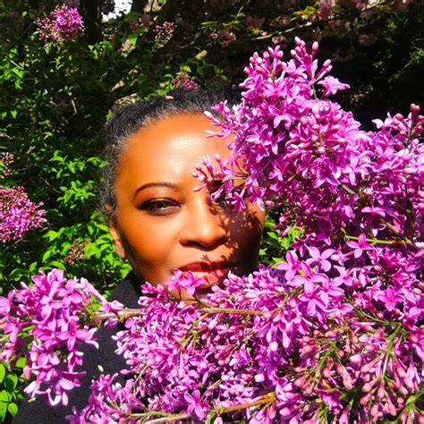 Premium Photo Une Femme Se Cache Derriere Les Fleurs Les Lilas
