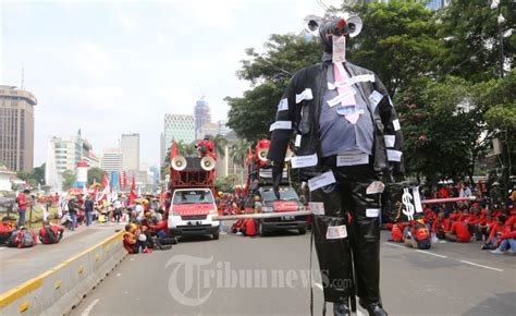 Demo Buruh Di Kawasan Patung Kuda Jakarta Foto 1 1924739 TribunNews