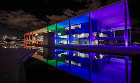 Palacio Do Planalto Iluminado Nas Cores Do Arco Iris O De Junho E O