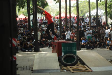 Van S Go Skateboarding Day Masses