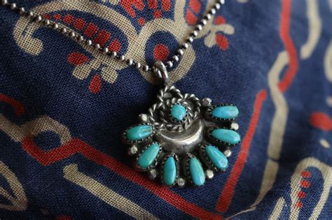 Vintage Zuni Petit Point Turquoise Fan Cluster Pendant Necklace Zuni