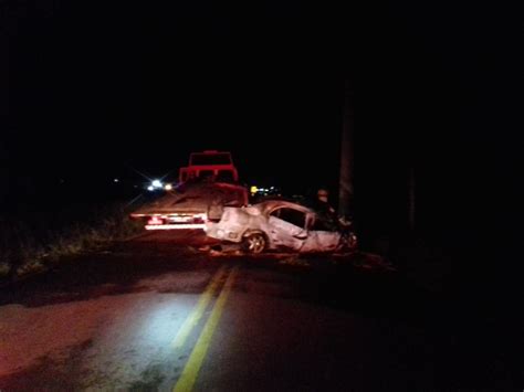 Motorista de carro morre carbonizado após acidente carreta na BR
