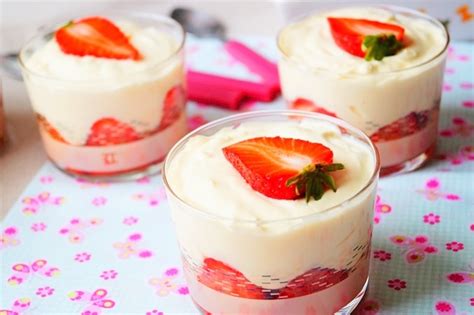 Verrines fraise rhubarbe à la crème de mascarpone Aux délices du palais
