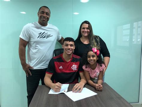 Promessa Do Flamengo Victor Hugo Assina Primeiro Contrato Profissional