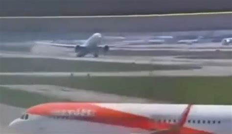 VÍDEO avião da LATAM bate e arrasta cauda ao decolar