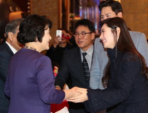 포토 김정숙 여사와 악수하는 추자현
