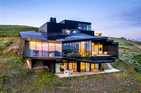 Ce Chalet Enti Rement Noir D Une Valeur De Millions De Dollars Est