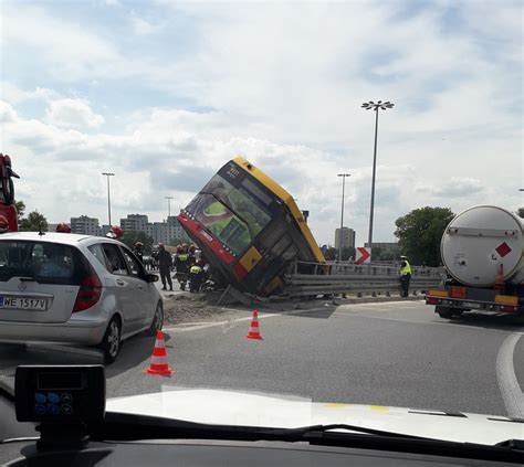 Śmiertelny wypadek w Warszawie Autobus spadł z wiaduktu ZOBACZ