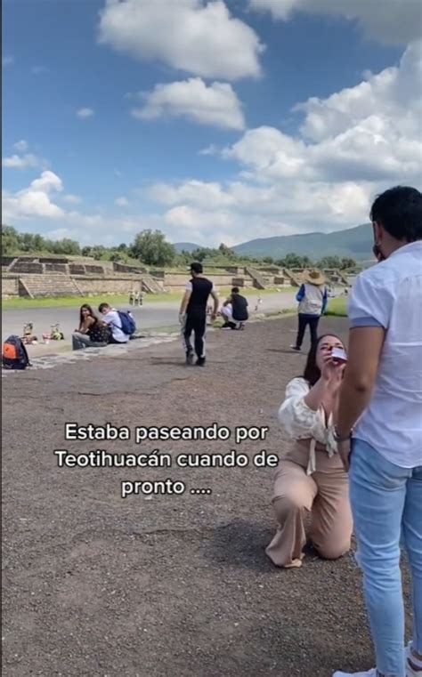 Mujer le pide matrimonio a su novio en Teotihuacán esta fue su