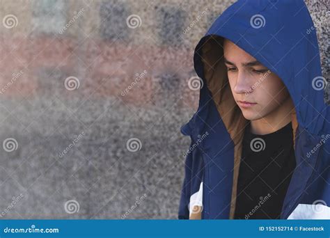 Retrato De Un Adolescente Triste Deprimido En Un Fondo Oscuro Concepto