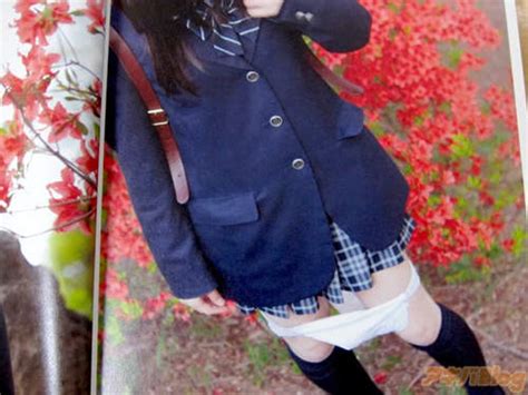 日本再现《内裤半脱写真集》 女生内内频繁滑落3dm单机