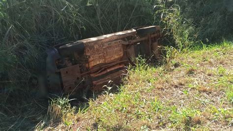Picape tomba após motorista perder controle da direção na PR 317 em