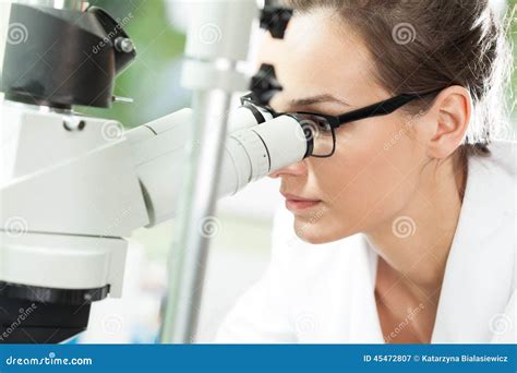 Científico Que Mira a Través Del Microscopio Imagen de archivo Imagen