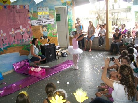 Professora Ana Cl Udia Brigag O Recital De Poesia A Bailarina