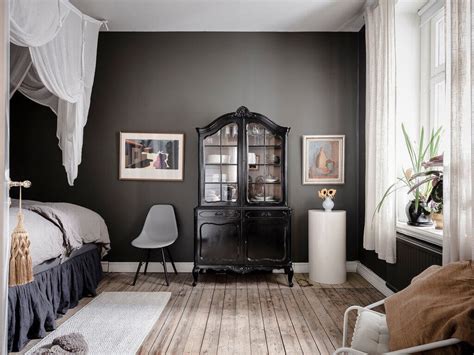 A Dark Green Painted Ceiling In An Art Filled Apartment The Nordroom
