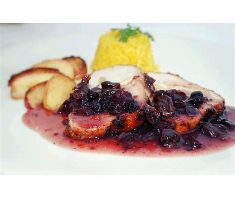 LOMO DE CERDO RELLENO DE ROQUEFORT NUECES Y PERAS CON SALSA DE