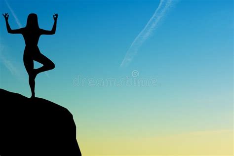 Silueta De La Yoga Practicante De La Mujer Durante Puesta Del Sol
