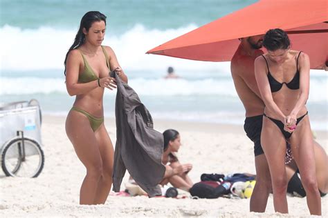 Agatha Moreira E Rodrigo Simas Aproveitam Dia Na Praia As Sobrinhas