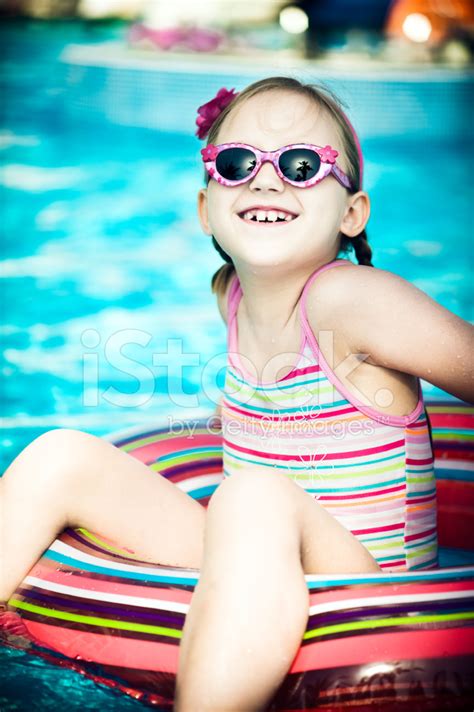 Foto De Stock Niña En La Piscina Libre De Derechos Freeimages