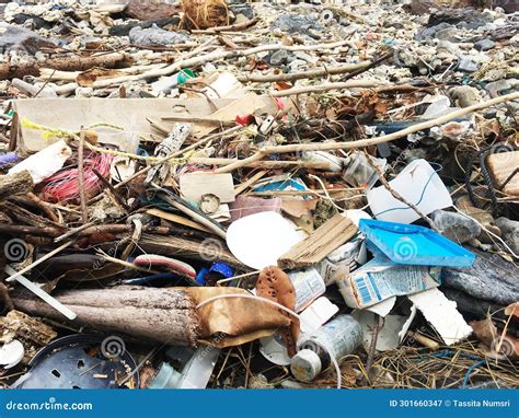Gran Pila De Basura Aislada En Fondo Blanco Calentamiento Global Imagen