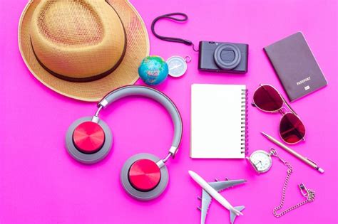 Elementos de verano de concepto de viaje con avión cámara sombrero
