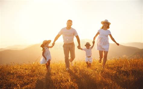 Famiglia Felice Madre Padre Bambini Figlio E Figlia Su Sunse