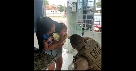 V Deo Beb De Seis Meses Salva Pela Pol Cia Ap S Se Engasgar Em S O