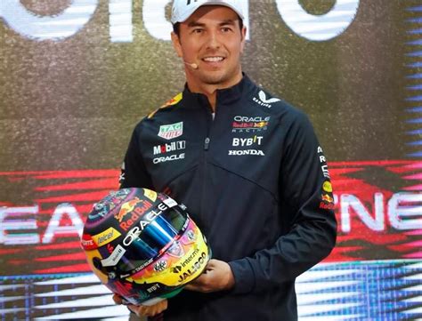 Checo Pérez presenta su casco para el Gran Premio de México