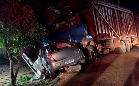 Duas Pessoas Morrem Em Acidente Envolvendo Um Carro De Passeio E Uma