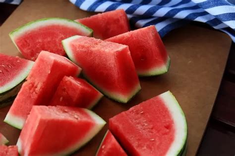 Jangan Asal Beli Begini Cara Memilih Buah Semangka Yang Segar Dan