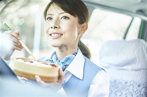 正在吃饭的女出租车司机高清图片下载 正版图片502084956 摄图网