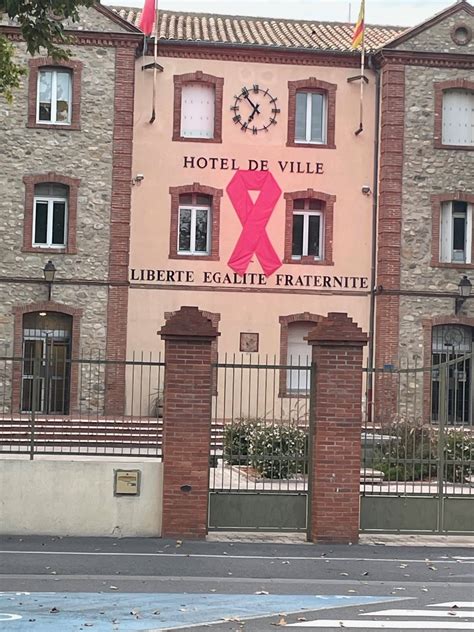 Zoom Argelès sur Mer la façade de la mairie couleur Octobre Rose