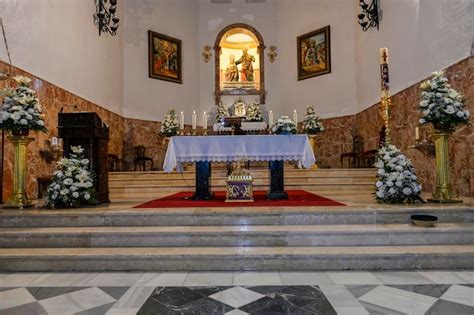 Altar mayor en la nave central de una iglesia católica Foto Premium