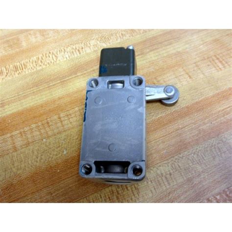 Omron WLCA2 2N Limit Switch WLCA22N WRoller Lever Arm Used Mara