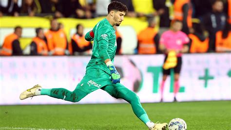 Fenerbahçe kalecisi Altay Bayındır UEFA Avrupa Ligi nde 5 hafta