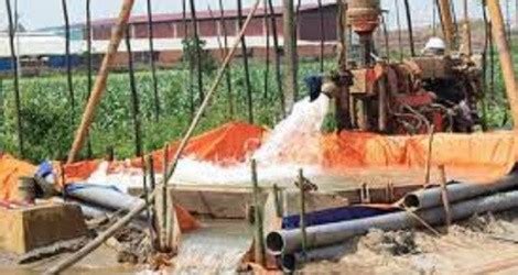 Súc xả nguồn cấp nước sùi bọt màu vàng vào Nhà máy bia Sài Gòn Lâm