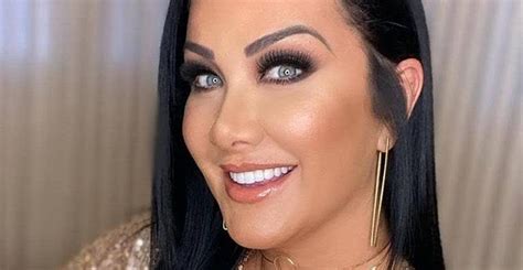 Helen Ganzarolli surpreende ao aparecer parte dos seios à mostra em