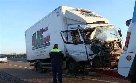 Un fallecido y ocho heridos al arrollar un camión una furgoneta parada