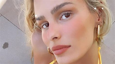 Yasmin Brunet Se Exibe Tomando Sol Biqu Ni Fio Dental E Ostenta