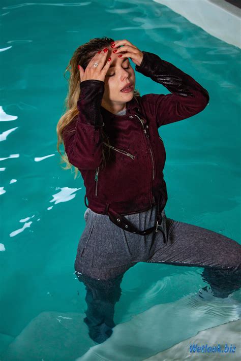 Wetlook Girl In Tracksuit Get Wet In Pool Rwetlookgirls