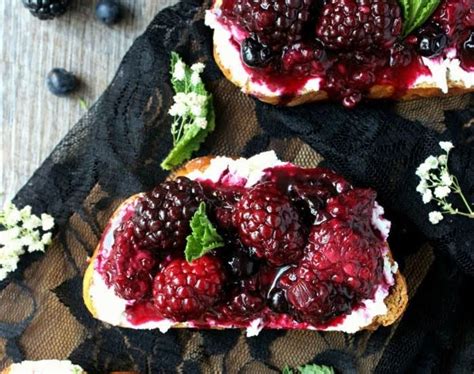 Pan tostado de queso de cabra y fruta Receta Fácil en Avena Health