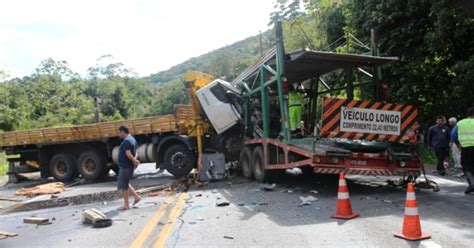 G Grave Acidente Entre Tr S Carretas E Carro Deixa Um Morto Em