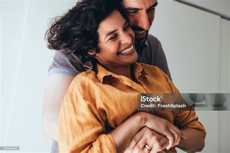 Photo Libre De Droit De Lamour Est Dans Lair Un Beau Couple Heureux Qui Sembrasse Et Samuse Tout