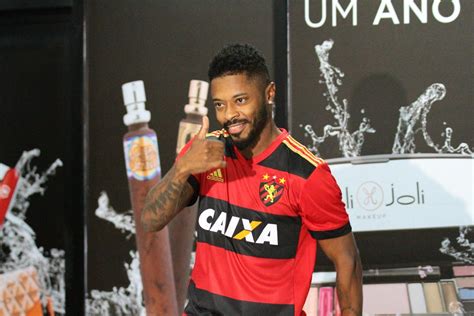 Michel Bastos Chega Ao Recife E Explica Escolha Por Camisa 9 Sempre
