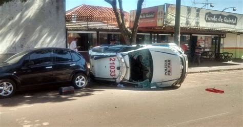G1 Viatura capota em Araguari ao ser atingida por veículo que furou