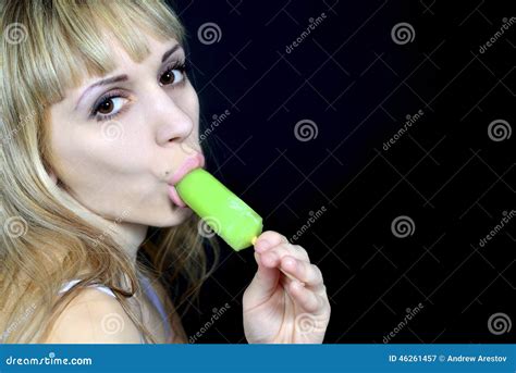 La Muchacha Chupa El Helado Imagen De Archivo Imagen De Cara Mujer
