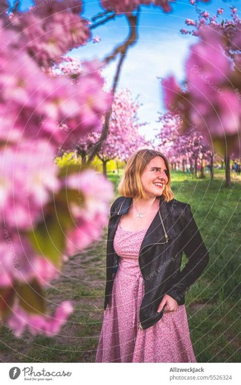 Portrait Einer L Chelnden Jungen Blonden Frau Neben Einem Bl Henden