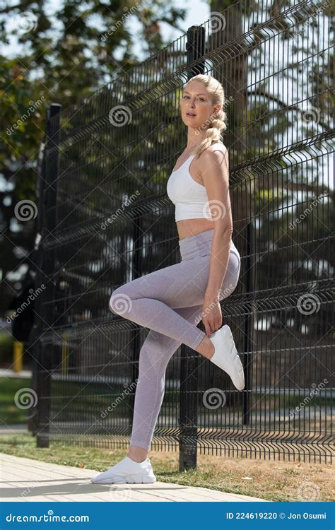 Fitness Model Working Out At The Park Stock Photo Image Of Lean