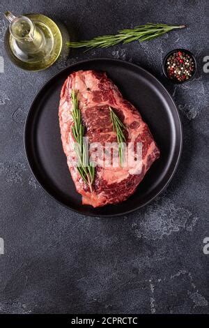 Frisches Rohes Rindfleisch Steak Auf Holzbrett Mit Rosmarin Und