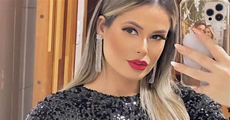 Famosa cantora é encontrada morta em casa aos 32 anos
